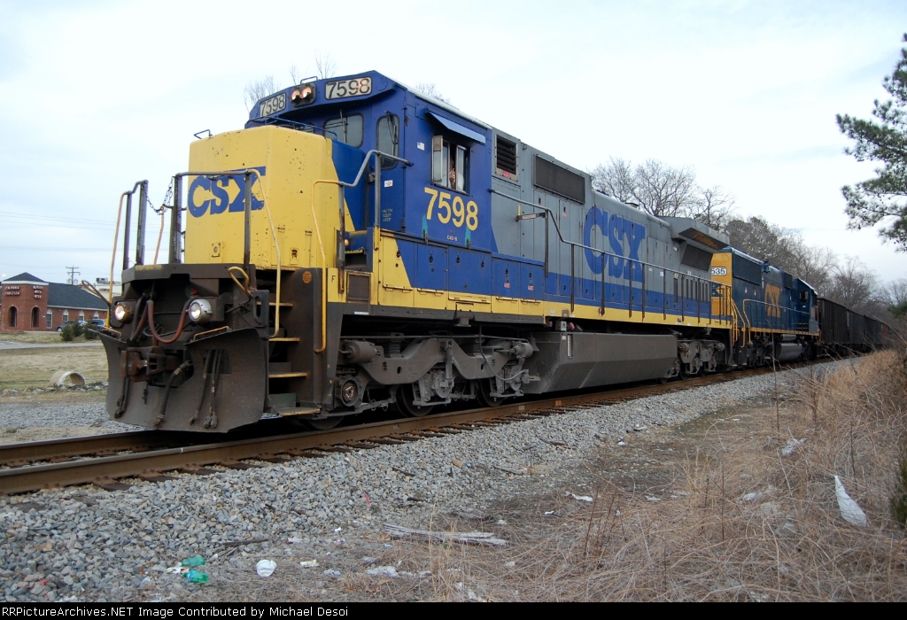 CSX C40-8 #7598 leads a westbound at 15th & Spruce Sts.